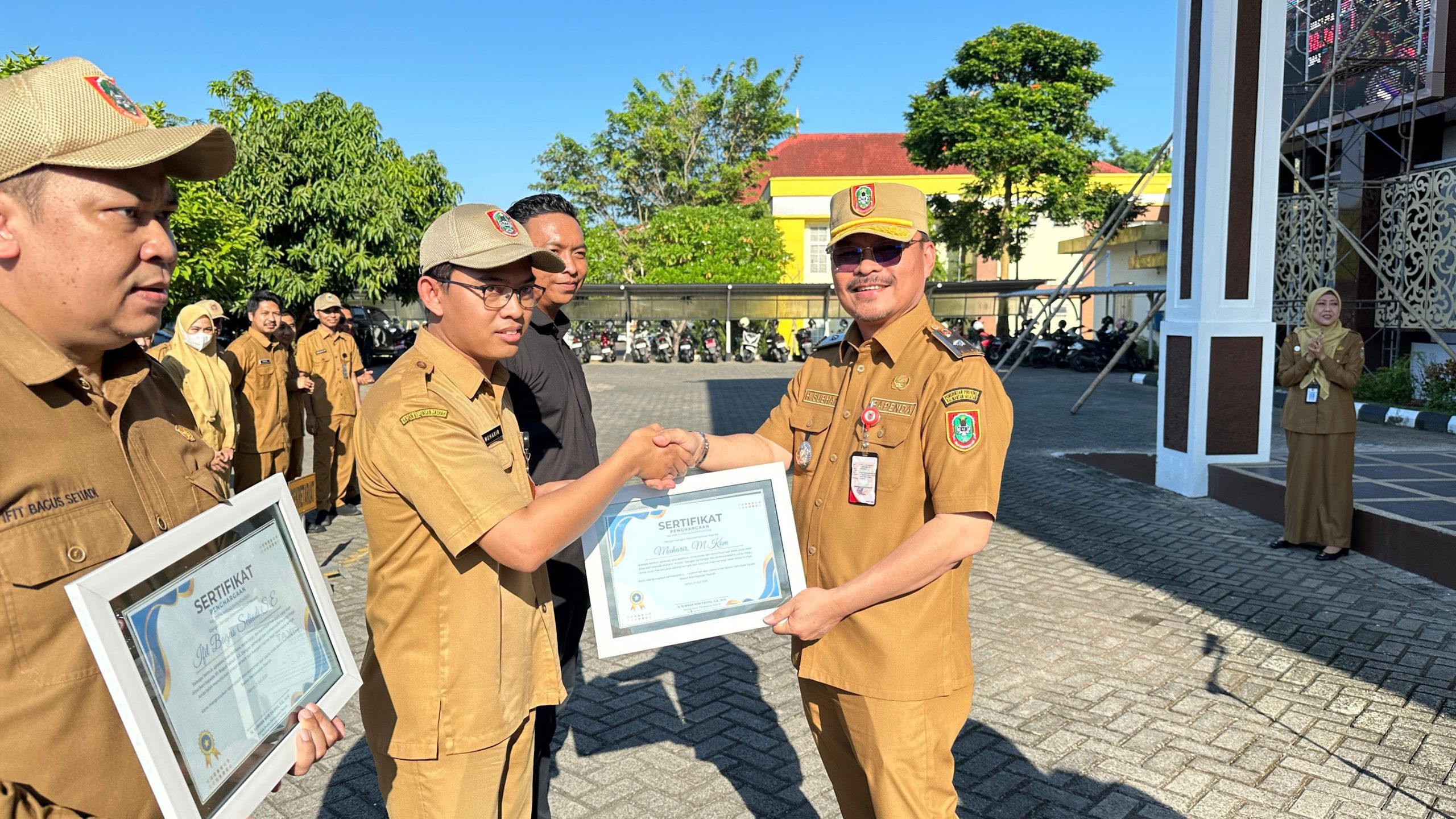 Bapenda Kalsel Beri Penghargaan Kinerja Terbaik kepada Pegawai ...